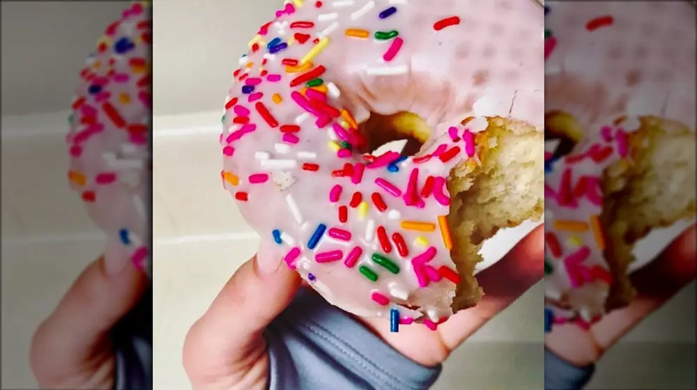 Yum Yum Donuts roze donut met hagelslag