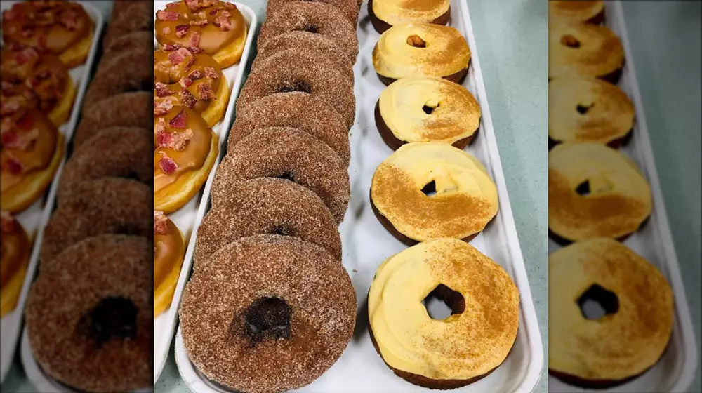 Mil Drúcht Donuts ar tráidire