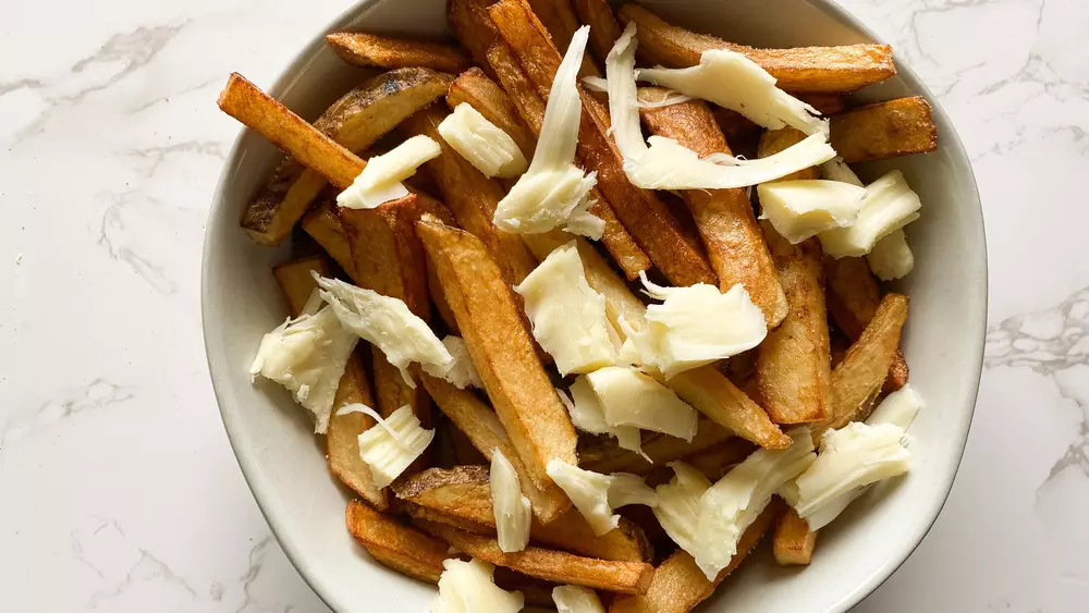 fazendo poutine com mussarela e batatas fritas