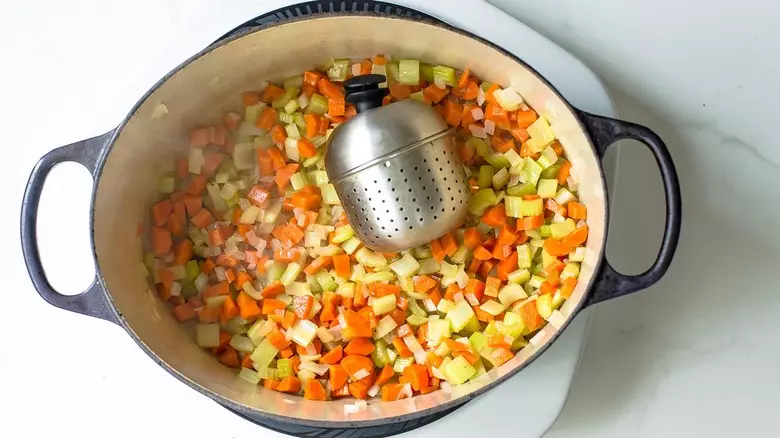 Sopa de canal de pavo en olla