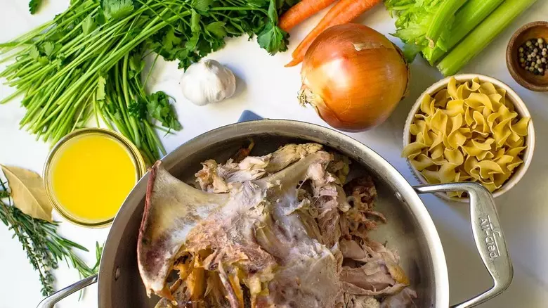 Ingredientes para hacer sopa de pavo