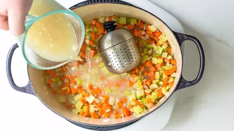 Agregar caldo de pavo a las verduras