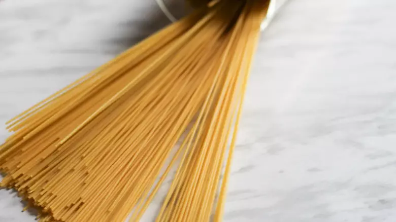 pâtes spaghetti sèches sur le comptoir