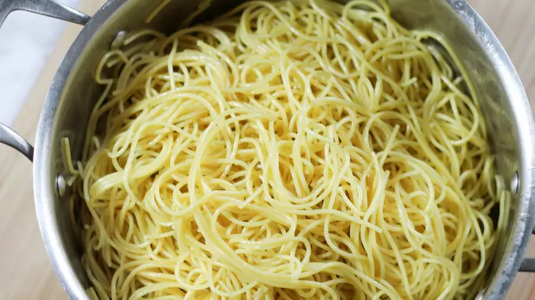 spaghettis cuits en marmite