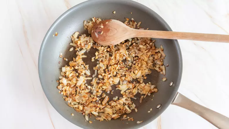 memasak bawang merah dan bawang putih