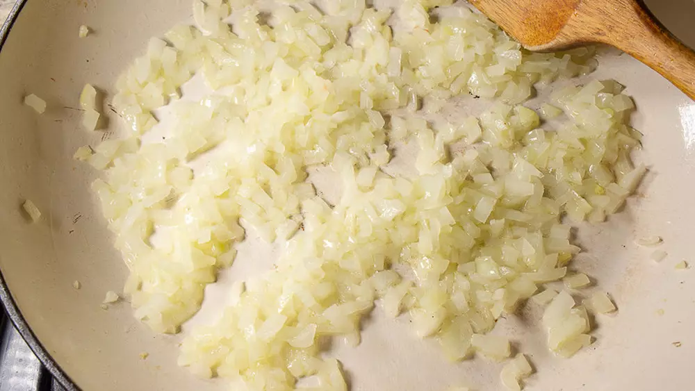 cuisson des oignons pour le riz frit au poulet