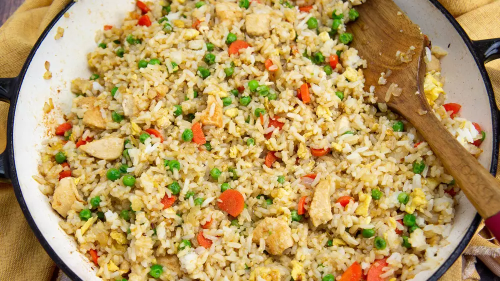 riz sauté au poulet prêt à servir