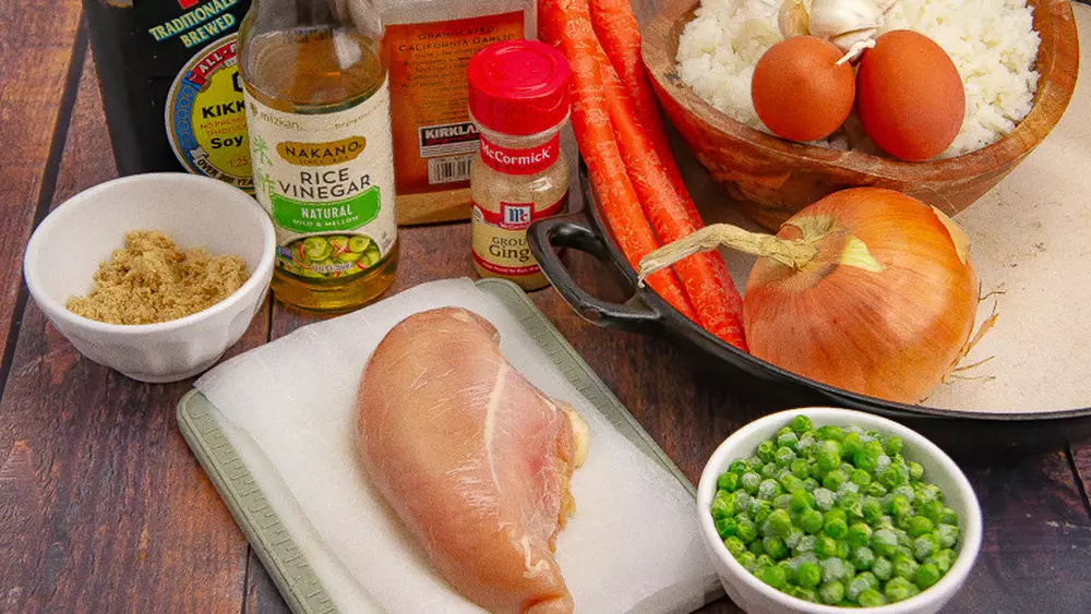 recette de riz frit au poulet sur une planche à découper