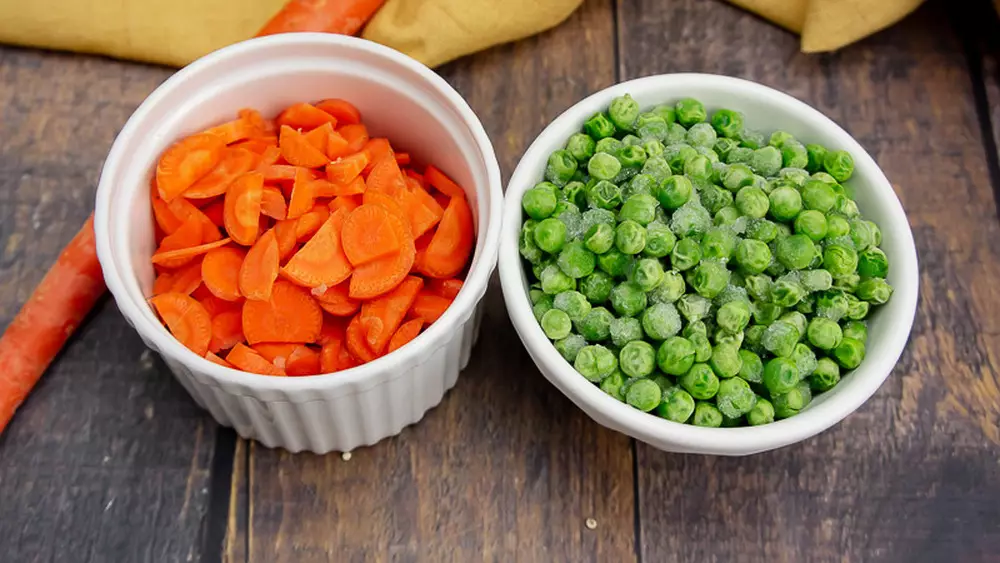 légumes de riz frits au poulet exposés