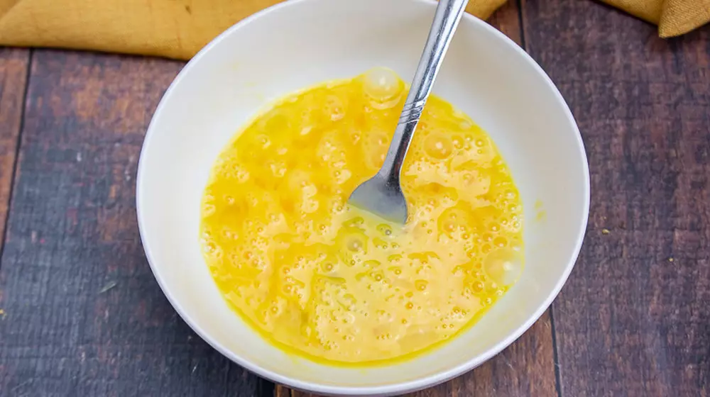 oeufs battus pour riz frit au poulet