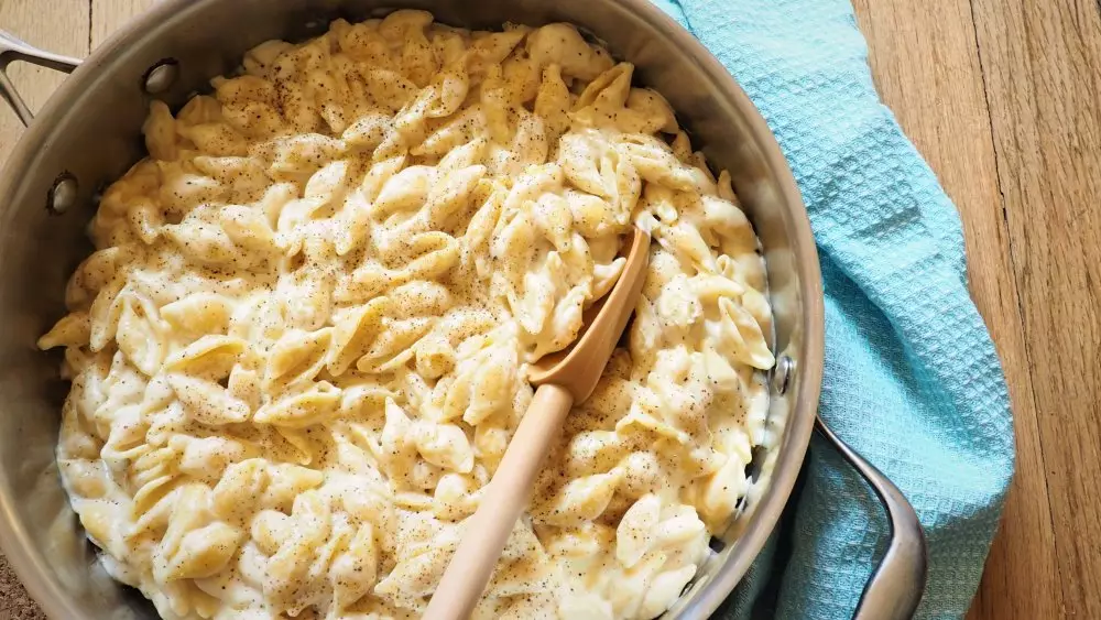 ricetta mac e formaggio in una pentola