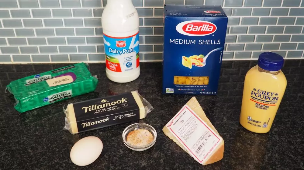 ingredienti per la ricetta di mac e formaggio in una pentola