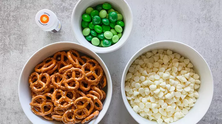 ingredientes de pretzels cobertos de chocolate de abóbora