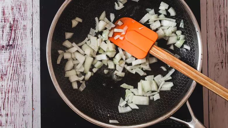 oinniúin i bpanna le spatula