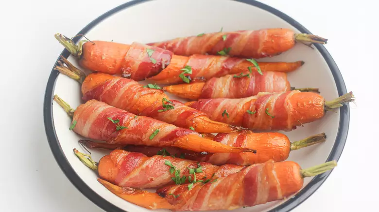 carrots ຫໍ່ bacon ກັບຢານ້ໍາ maple