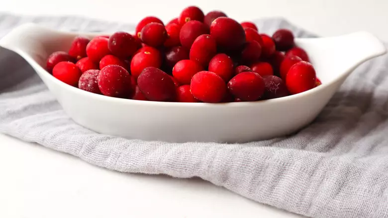 frozen cranberries sa puti nga pinggan