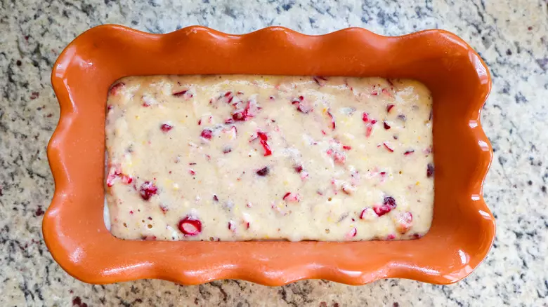 cranberry bread batter sa pinggan