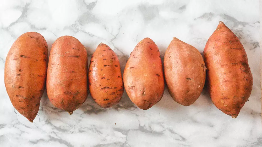 patates douces sur comptoir