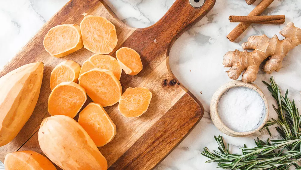 tranches de patates douces sur une planche à découper