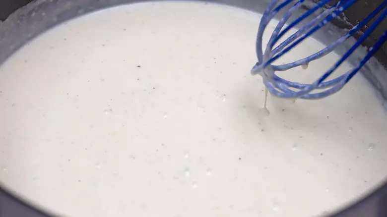 whisk madara, cream a cikin roux