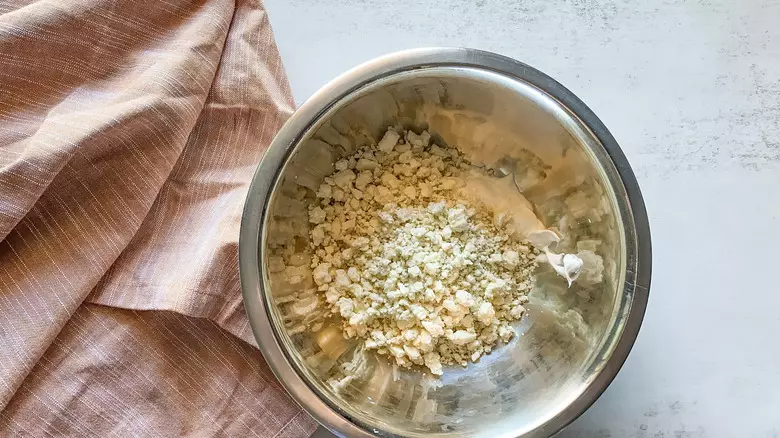 le fromage bleu s'émiette dans un bol