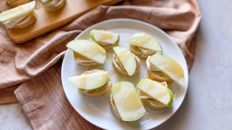 bruschetta aux pommes sur une assiette