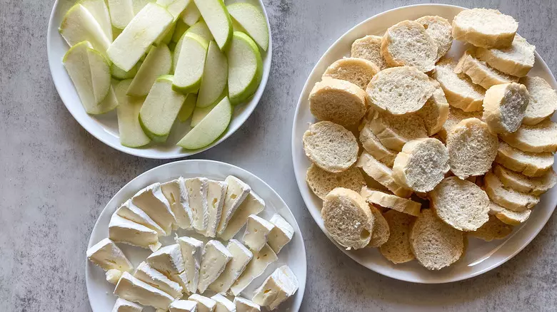 gesnyde appels, brood en kaas