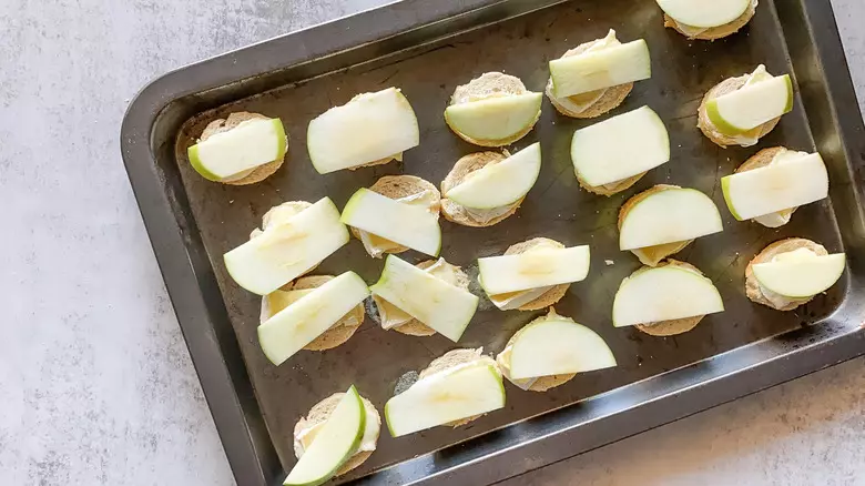 tranches de pomme posées sur le pain