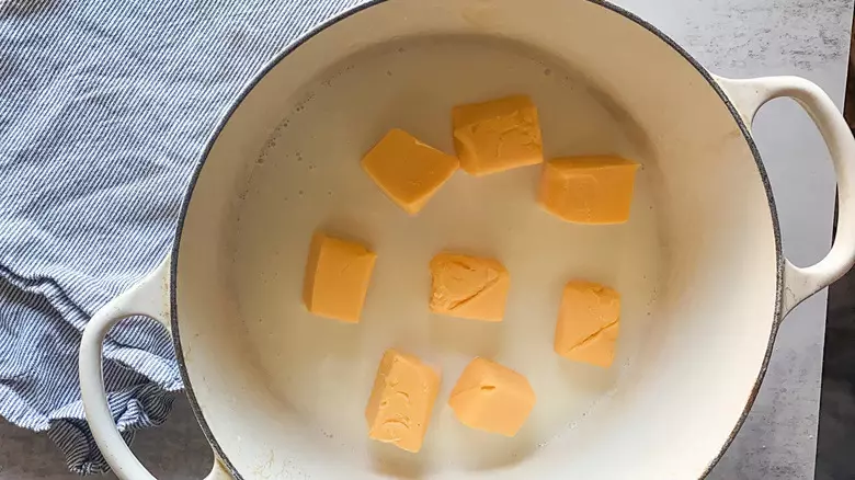 ਸਾਸ ਵਿੱਚ velveeta ਕਿਊਬ