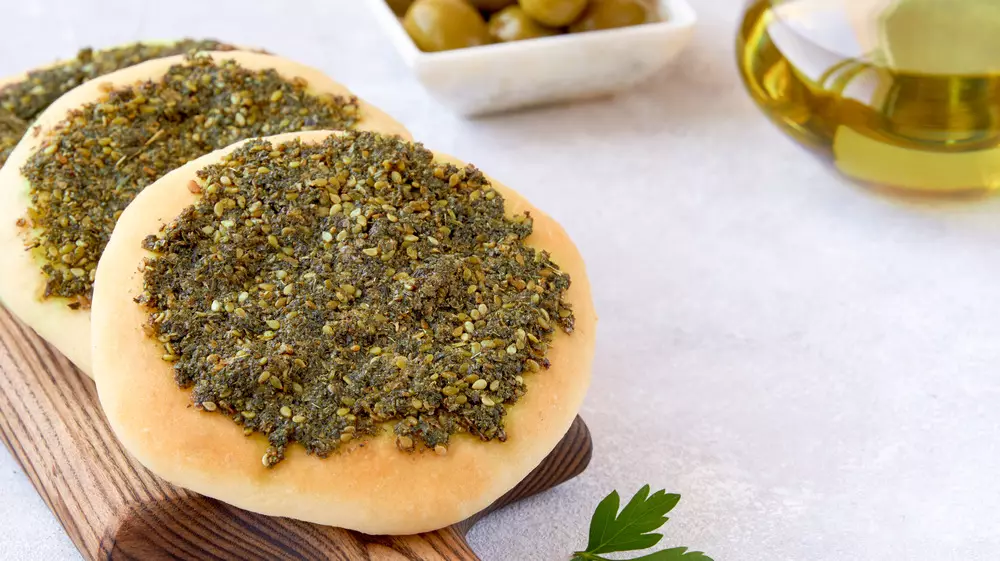 Flatbread topped nrog za'atar txuj lom sib tov