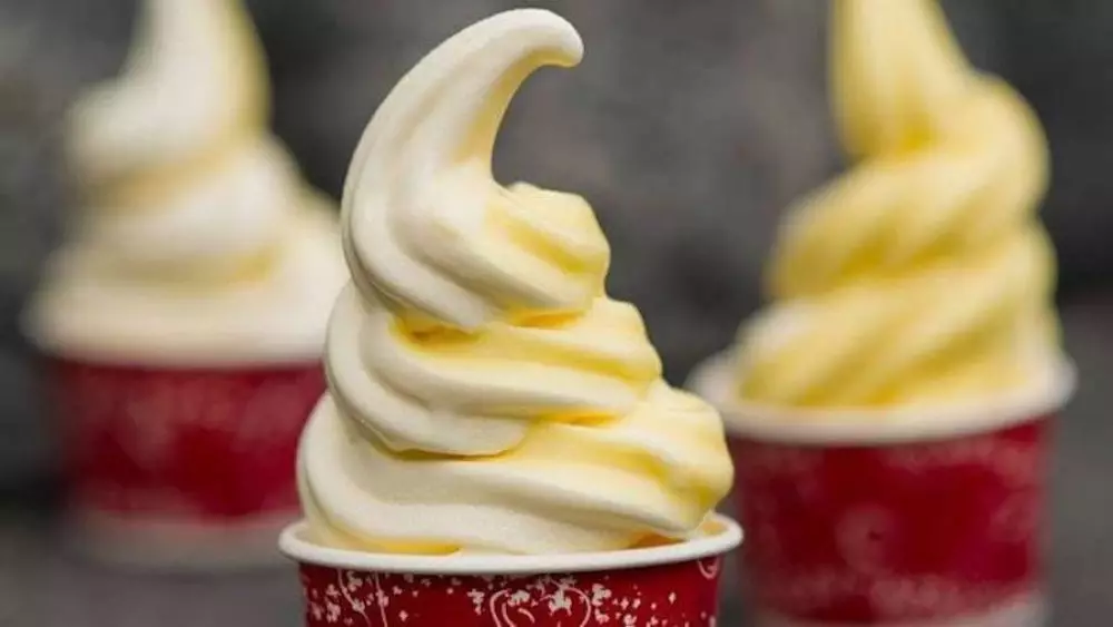 soft serve dole zweep met swirl in rode kop