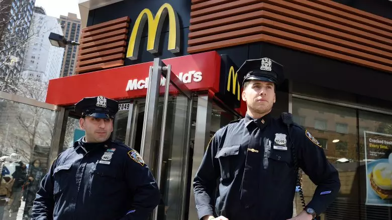 policajci u McDonaldsu