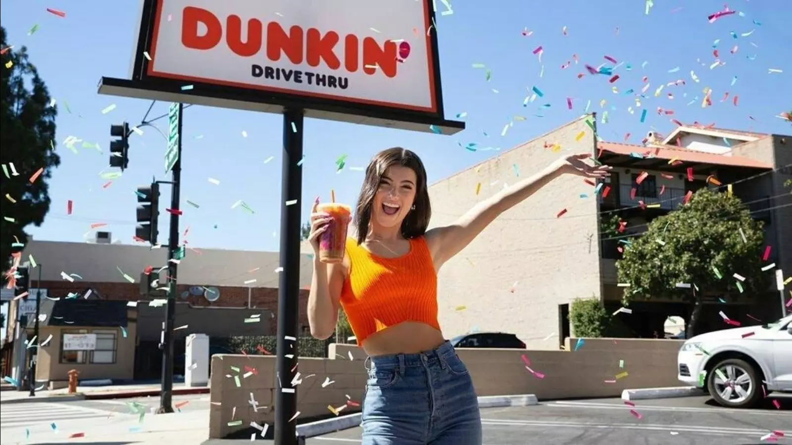 Wat mécht dem Dunkin säi Charli D'Amelio drénken sou betreffend