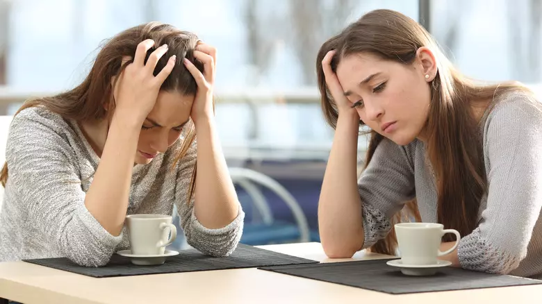 Meninas tristes tomando café