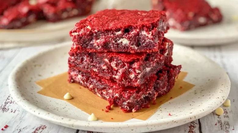 Brownies tal-bellus aħmar fuq il-pjanċa