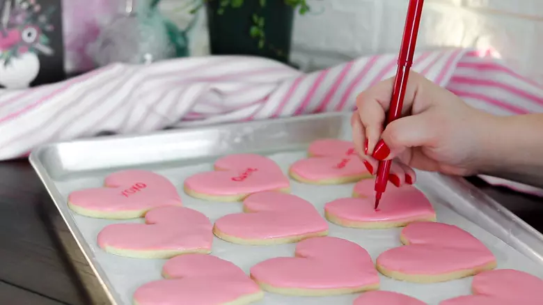 cookies tal-qalb tal-konverżazzjoni qed jiġu mżejna