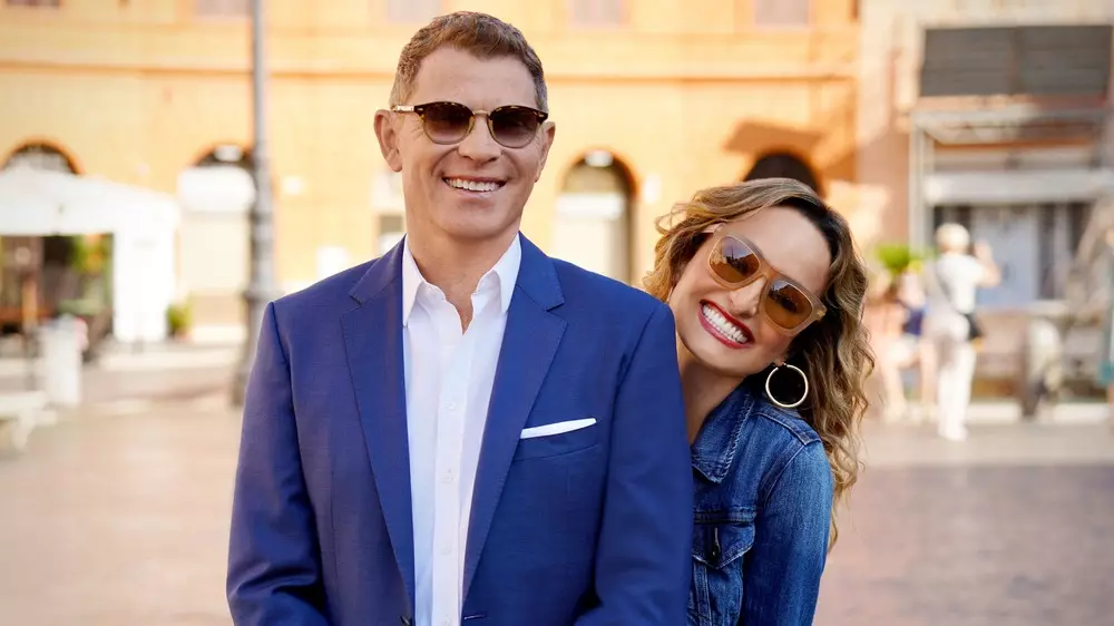 Bobby Flay a Giada De Laurentiis yn gwenu yn Rhufain