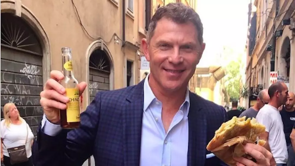 Bobby Flay makan camilan di Roma