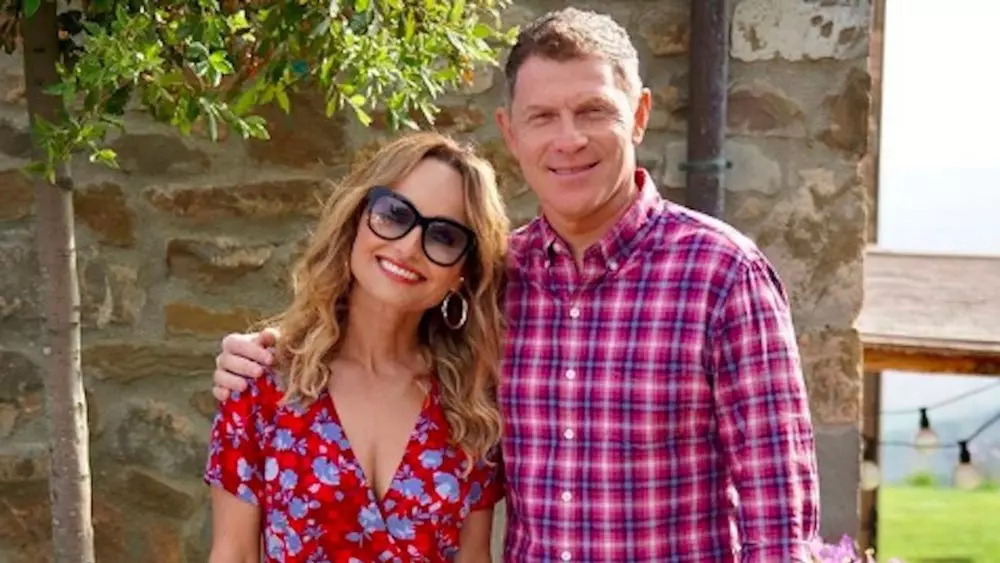 Bobby Flay a Giada De Laurentiis yn ystumio yn yr Eidal