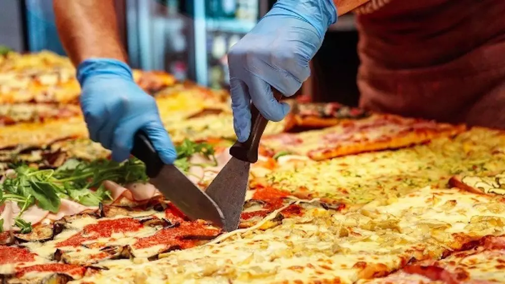 Pizza segar dipajang di Roma