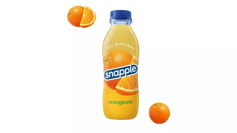 လိမ္မော်သီးအချပ်များဖြင့် Snapple Orangeade တစ်ပုလင်း