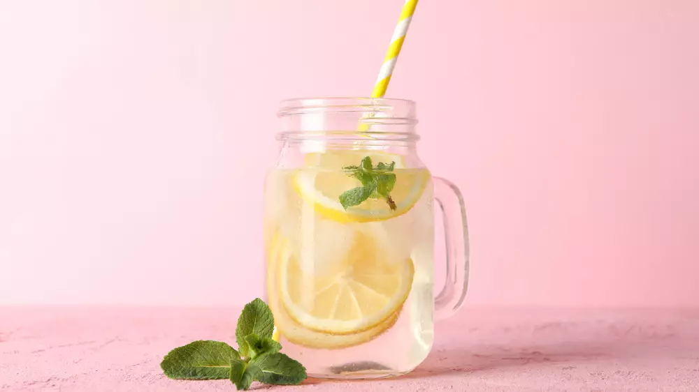 iglasi ye-lemonade kunye neendiza