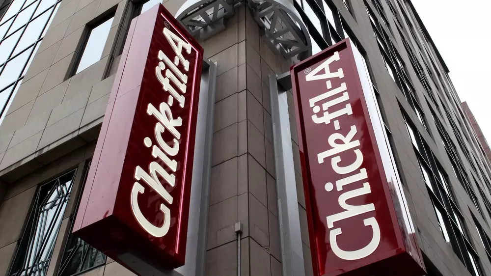 Een gebouw met het uithangbord van Chick-fil-A