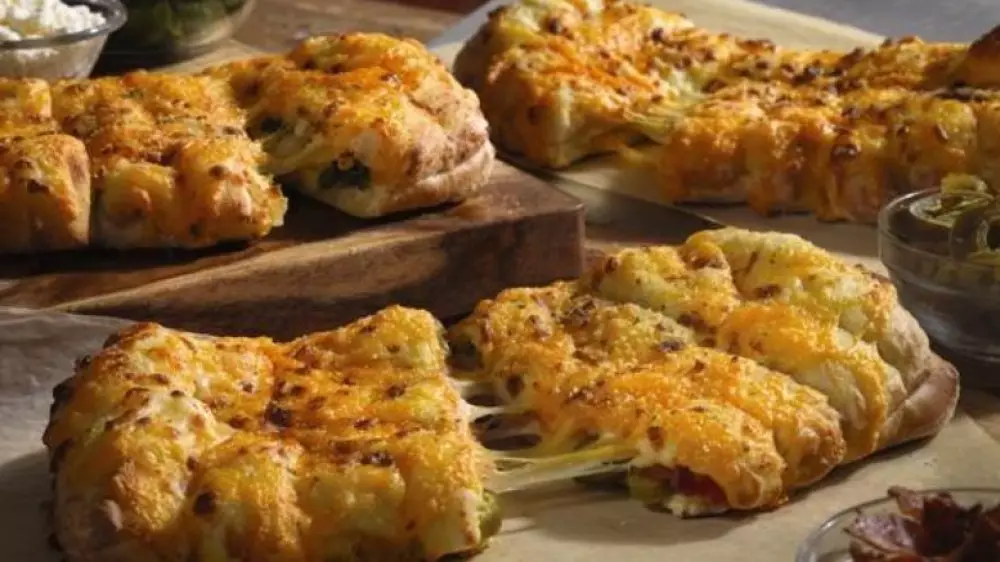 Domino's Cheesy Stuffed Bread nga adunay Bacon ug Jalapeno