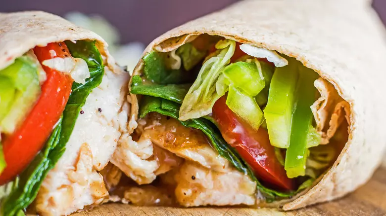 Qrib ta' wrap Teriyaki tat-Tiġieġ tal-Basal Ħelwa maqtugħa bin-nofs