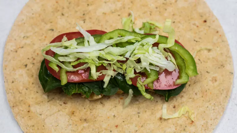 巻く直前のラップの中央にある鶏肉と野菜