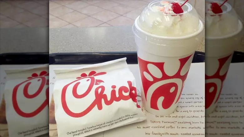 Um milkshake Chick-fil-A e sanduíche de frango em uma bandeja.