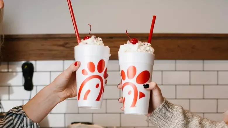 Żewġ persuni jferrħu bil-milkshakes Chick-fil-A