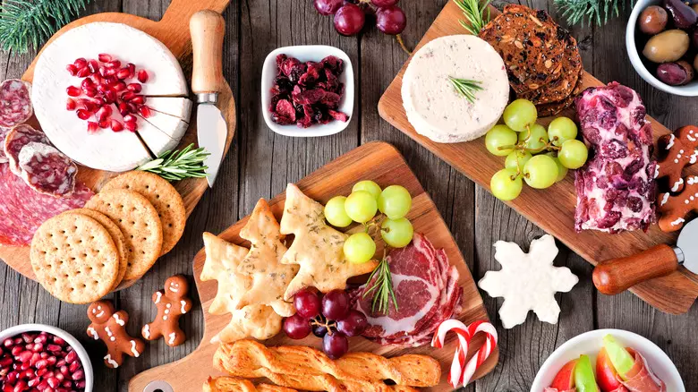 små träskivor med diverse charkuterier inklusive julgransformade kex och pepparkakor för män