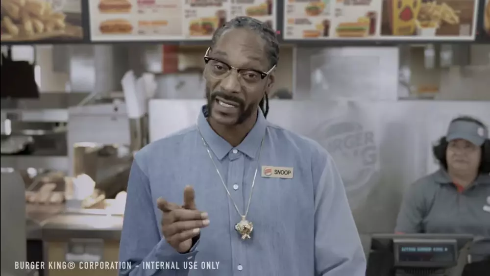 Snoop Dogg katika video ya mafunzo ya Burger King